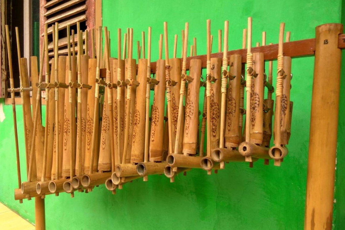 Alat Musik Angklung, Info Lengkap Mulai Cara Memainkannya, Sejarah, dan ...
