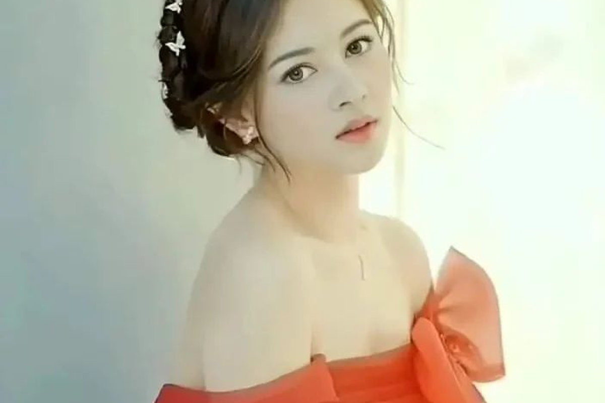 Dijuluki Queen of Chameleon Ini Profil Agama TikToker Elina Devia ...